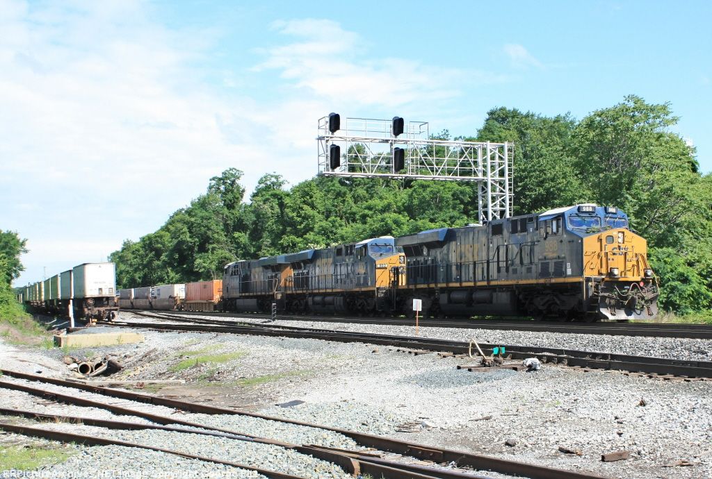 CSX 988 and train Q032